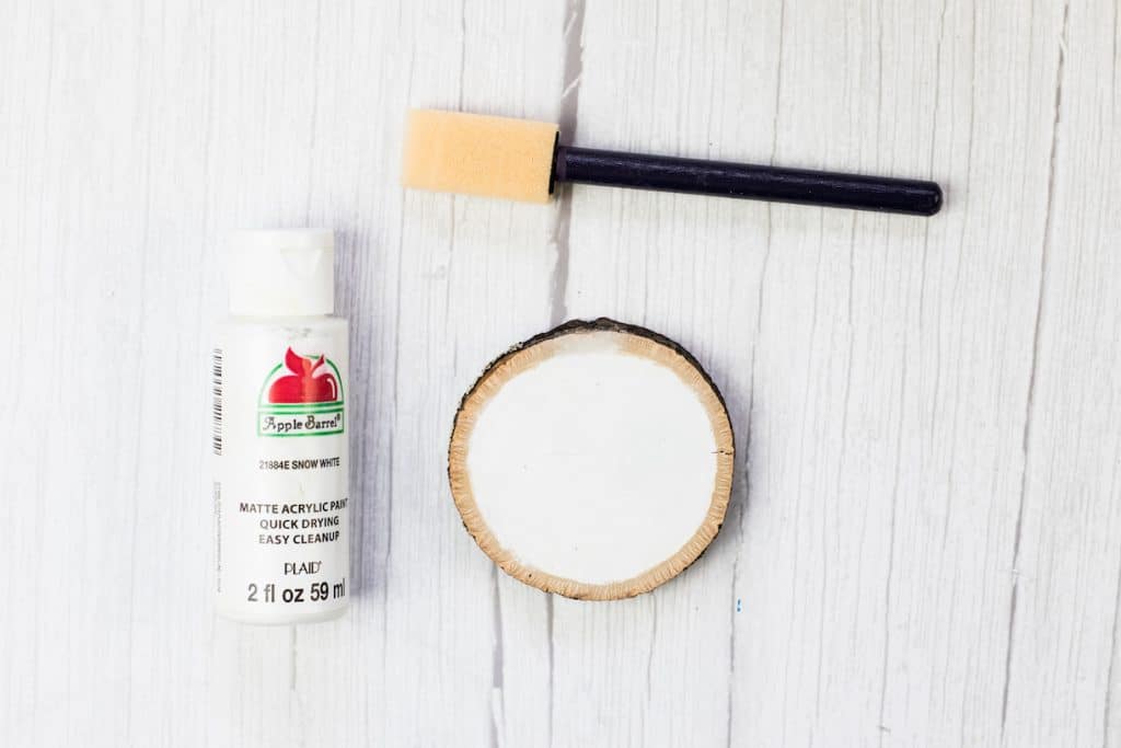 How to Make Farmhouse DIY Wood Disc Ornaments as Favors | HCB